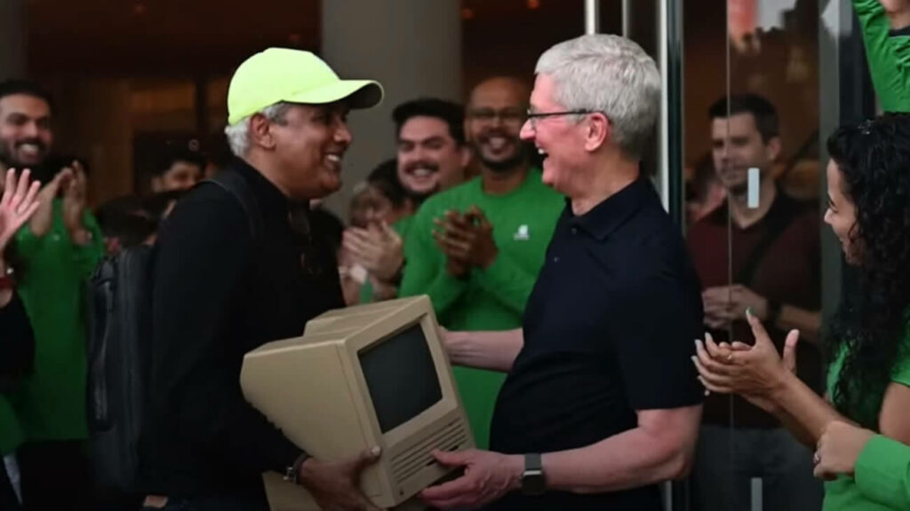 Indiano pede para Tim Cook autografar um Macintosh SE de 1989