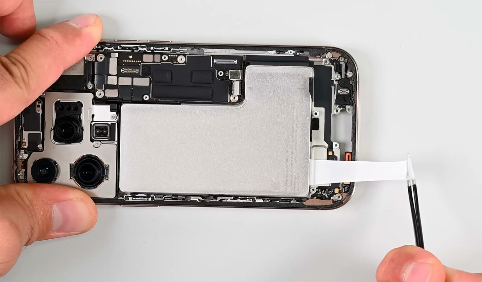Desmonte da iFixit revela detalhes intrigantes do iPhone 16 Pro e ...